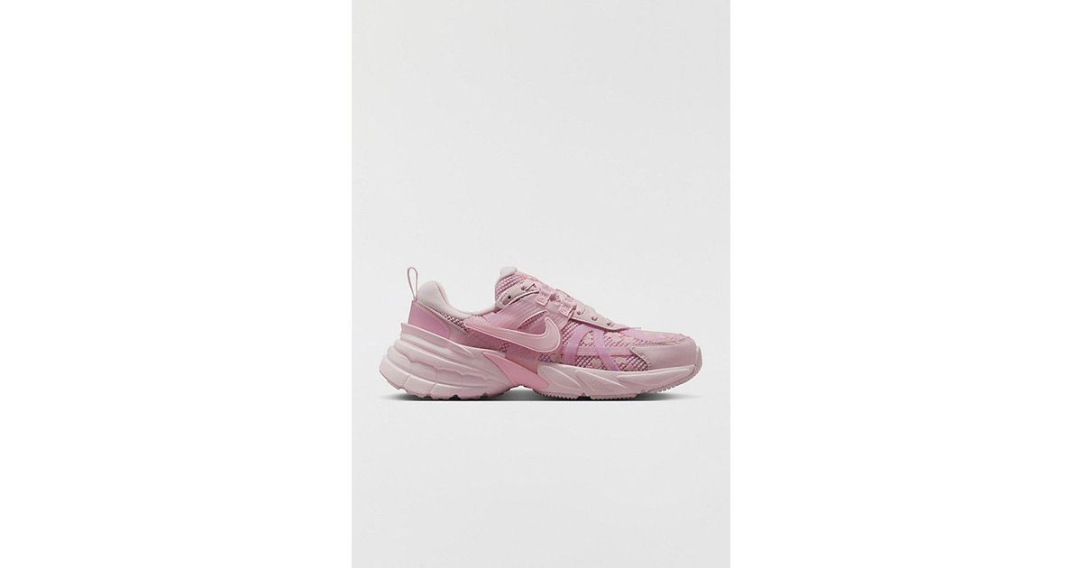 Nike V2K Run Sneaker in Pink | Lyst