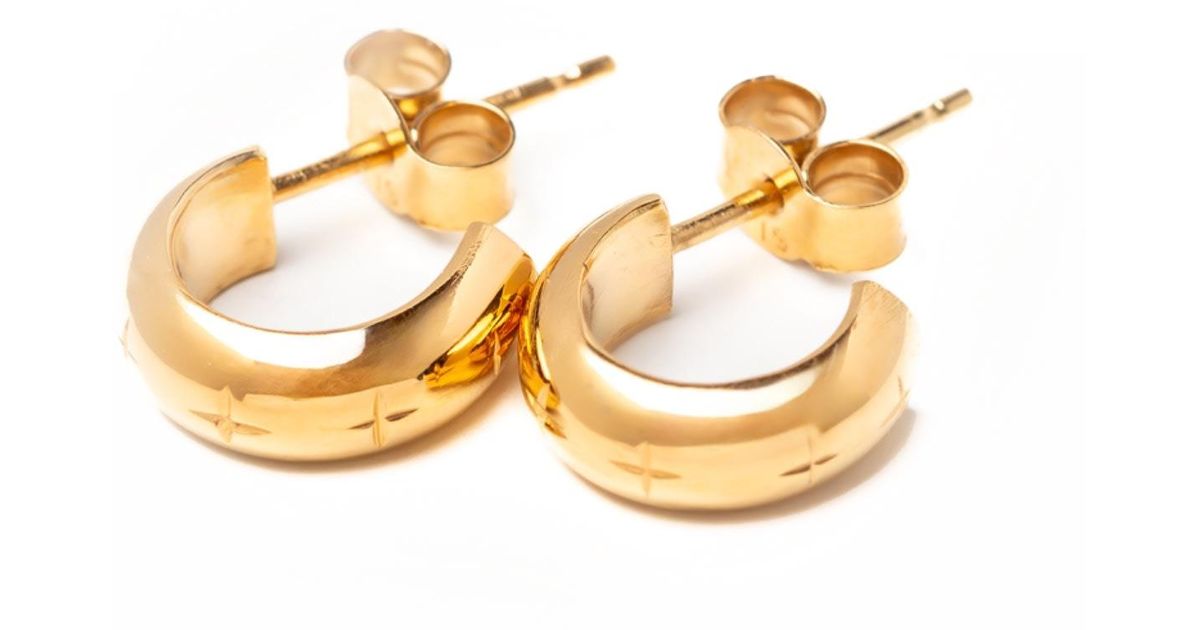 Morris and Thorn The Astrid Huggie Hoops in Metallic | Lyst