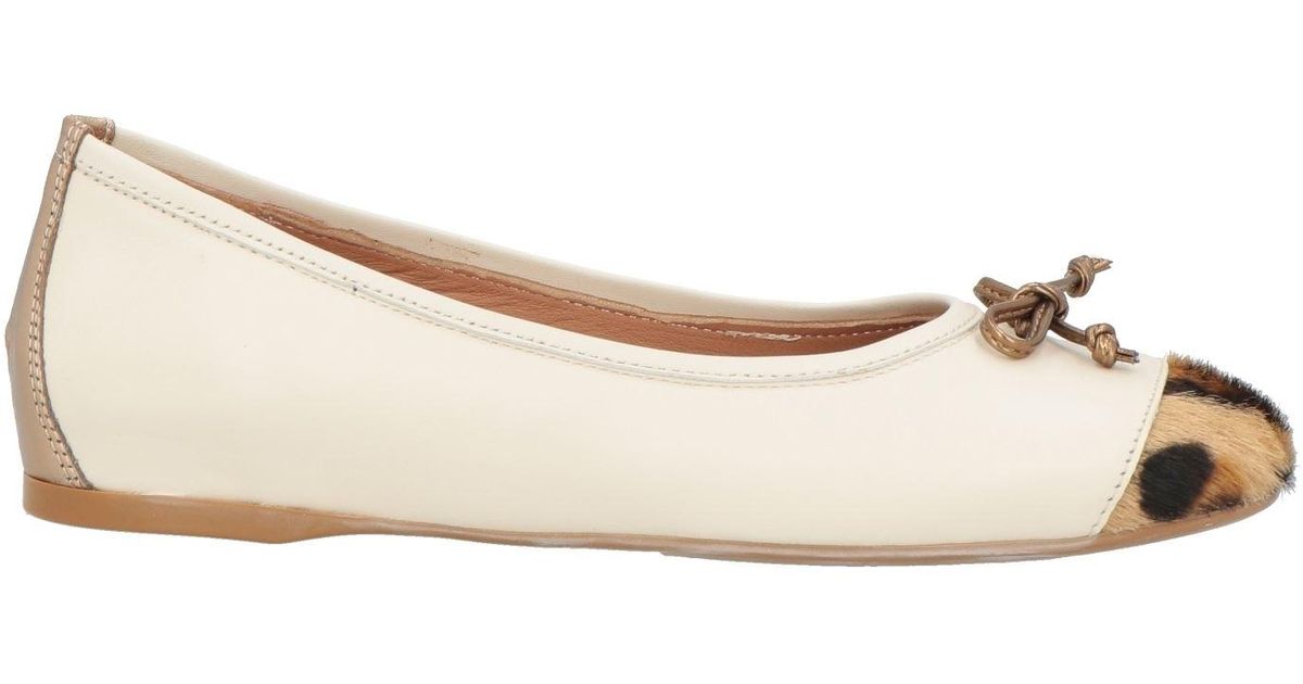 Divine Follie Cream Ballet Flats Leather in Natural | Lyst