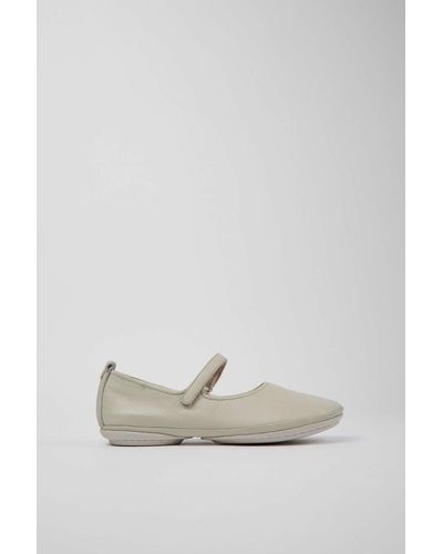 Cream Flats and flat shoes for Women | Lyst