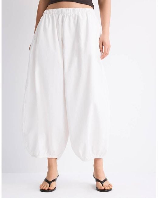 Stradivarius Poplin Bloomer Trousers in White | Lyst UK