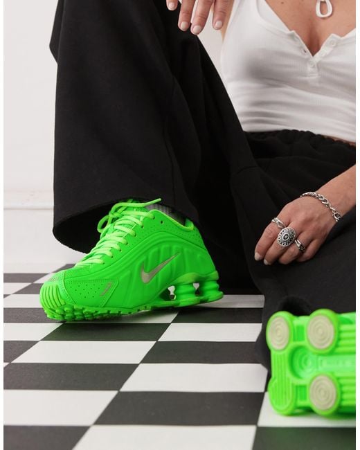 Nike Shox R4 Sneakers in Green | Lyst