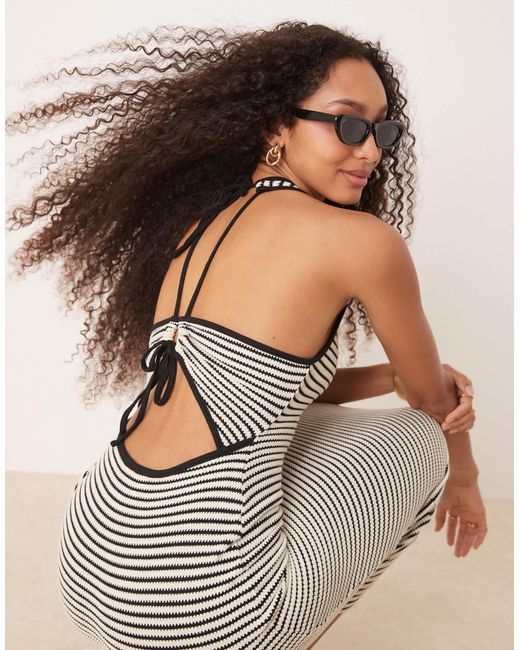 Robe mi-longue sans manches en maille au crochet avec dos élastiqué - rayures noir et blanc ASOS ...