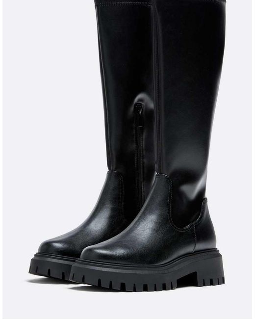 Stradivarius Flat Knee-high Boots in Black | Lyst UK