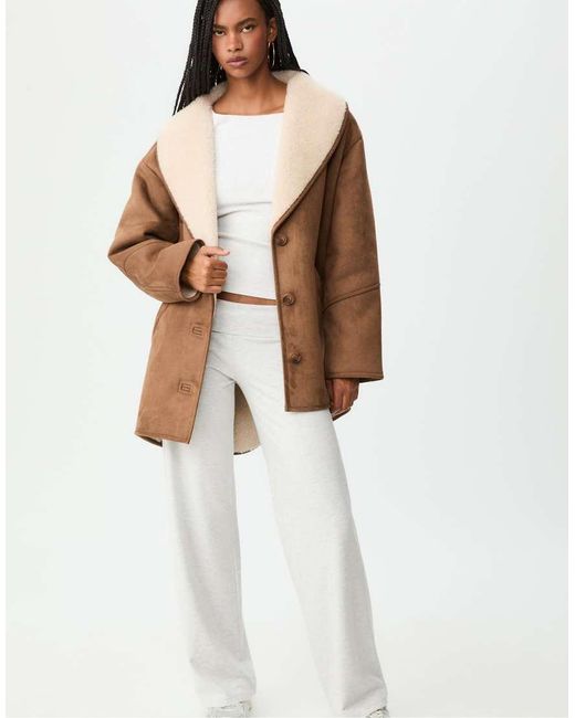 Stradivarius Short Faux Shearling Lined Coat in Brown | Lyst UK
