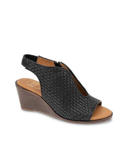 Andre Assous Belinda Wedge Sandal in Black | Lyst