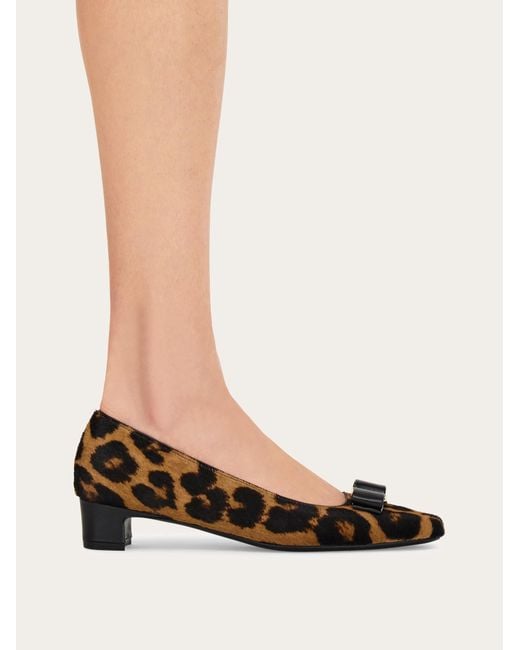 Ferragamo Iconic Bow Pump in Natural | Lyst