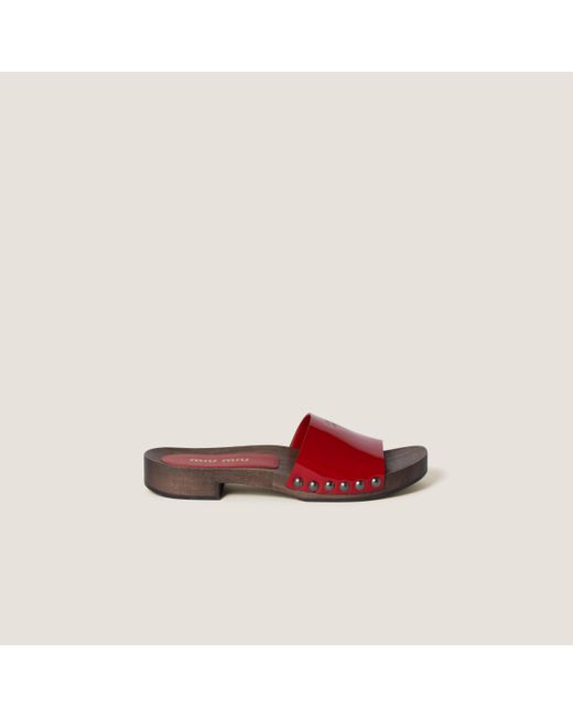 Miu Miu Patent Leather Clogs in Red | Lyst