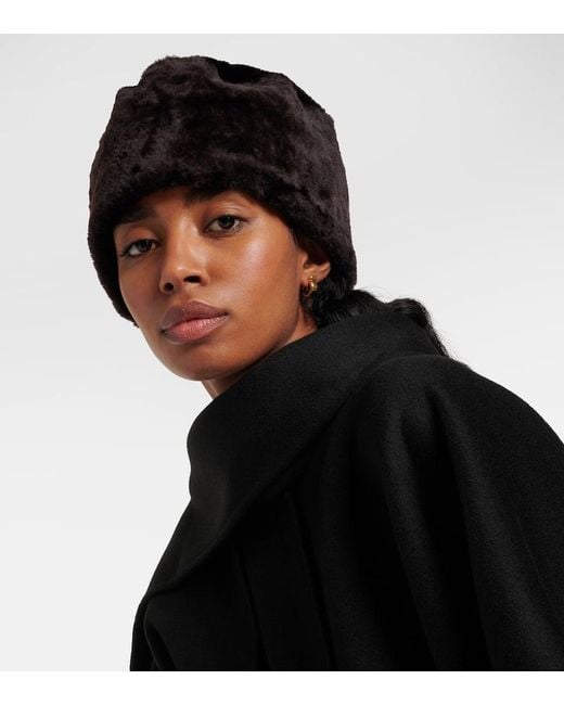 TOTEME Shearling Pillbox Hat in Black | Lyst