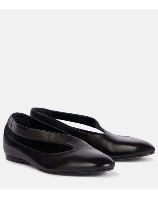 KHAITE Diana Cutout Leather Ballet Flats in Black | Lyst