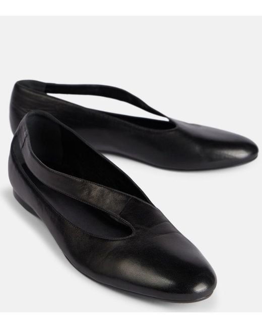 KHAITE Diana Cutout Leather Ballet Flats in Black | Lyst