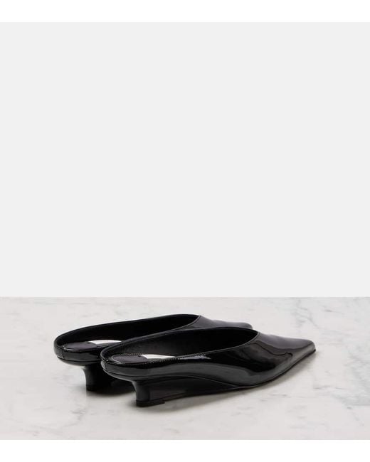 TOTEME Sharp Patent Leather Wedge Mules in Black | Lyst