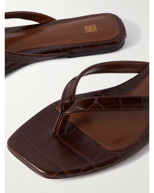 TOTEME The Flip-Flop Flat Croc-Effect Leather Flip Flops in White | Lyst