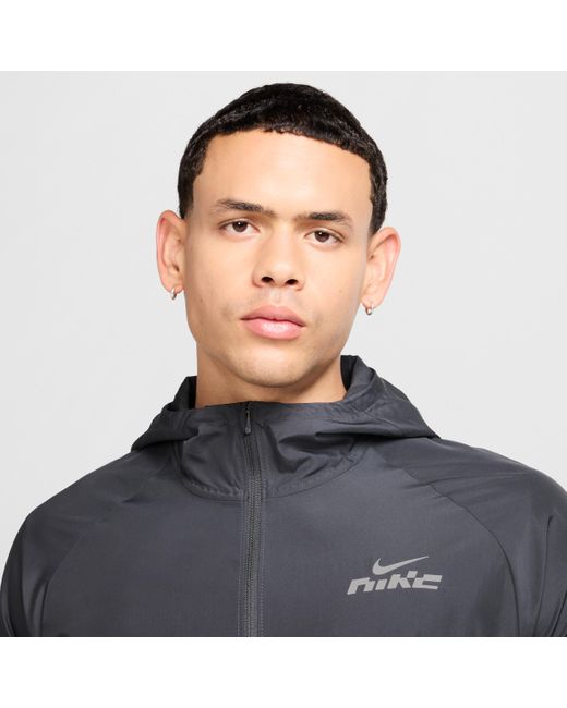 Nike Miler Flash Water-Repellent Running Jacket in Gray for Men | Lyst
