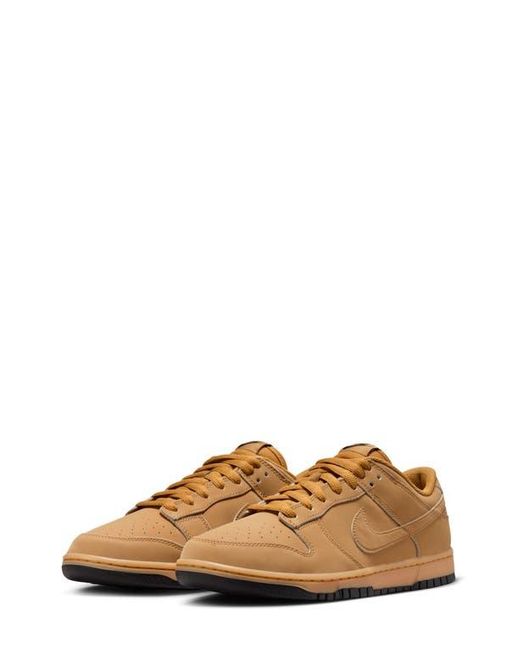 Nike Dunk Low Retro Se Basketball Sneaker in Brown for Men | Lyst