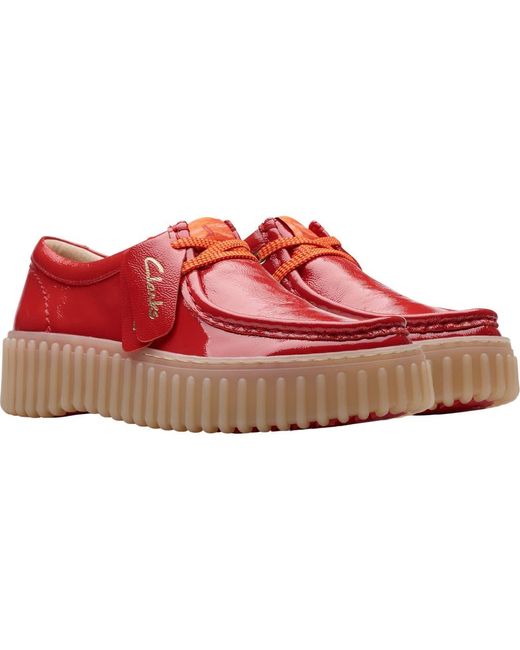 Clarks Torhill Bee Chukka Sneaker in Red | Lyst