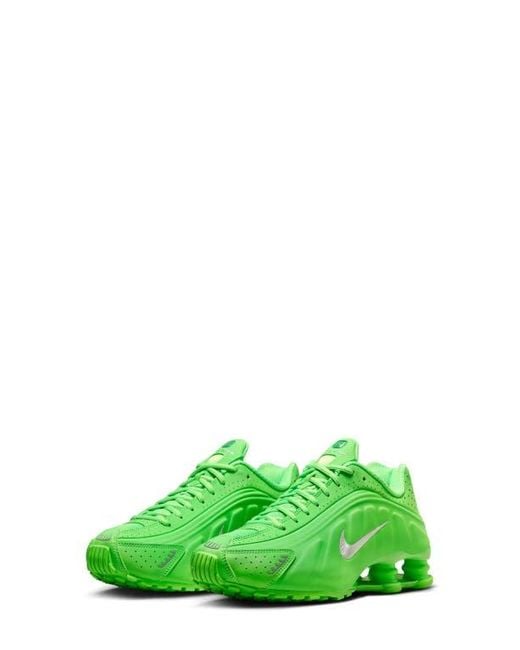Nike Shox R4 Sneaker in Green | Lyst