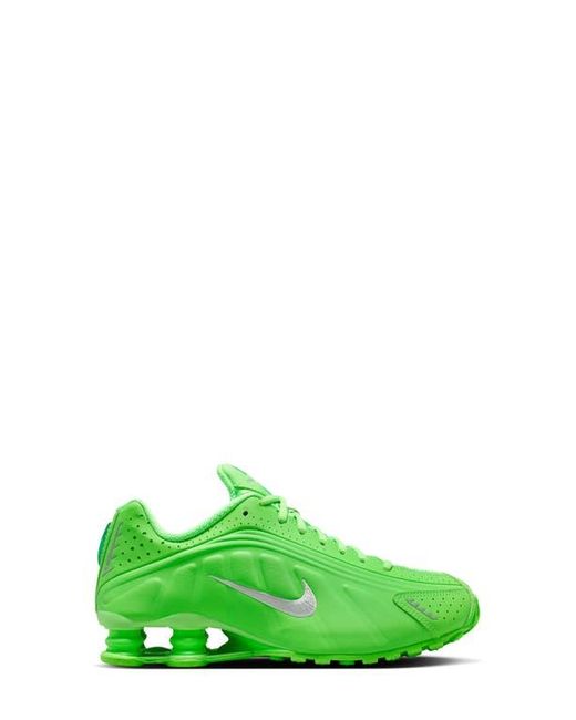 Nike Shox R4 Sneaker in Green | Lyst