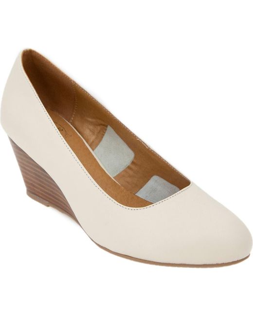 Andre Assous Khloe Featherweight Wedge Pump in White | Lyst