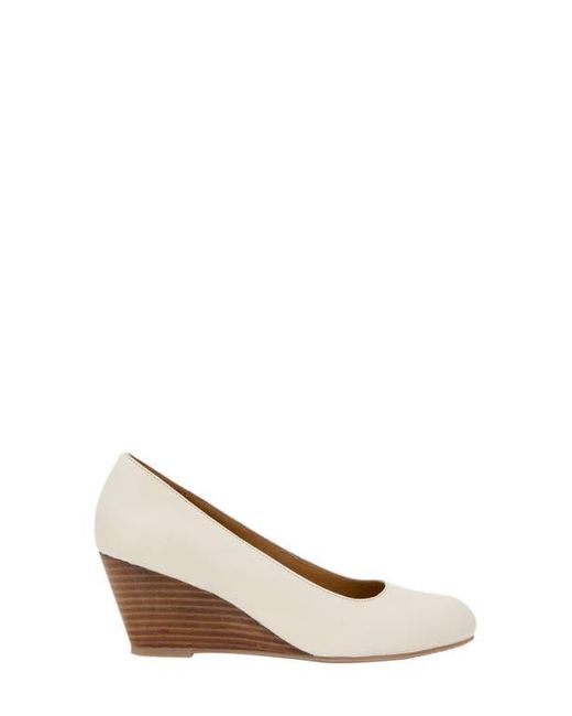 Andre Assous Khloe Featherweight Wedge Pump in White | Lyst