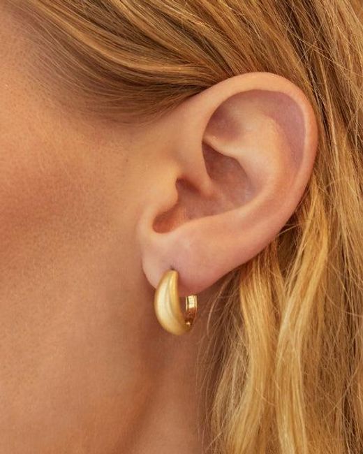 Elizabeth Moore Fairy Dust 18K Hoop Earrings in Natural | Lyst