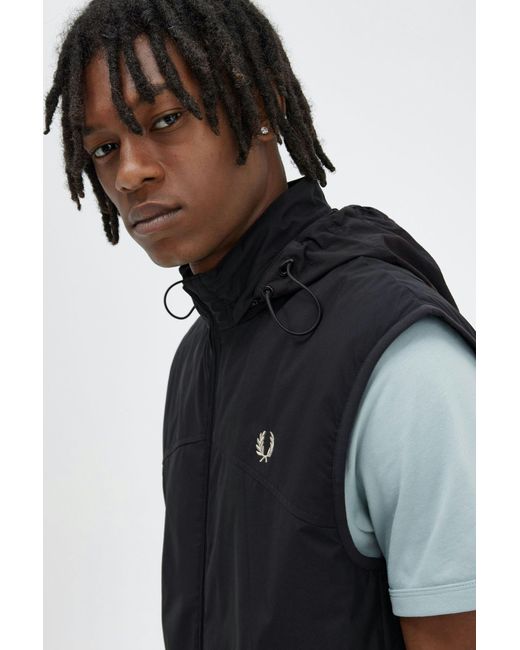 Fred Perry J7821 Zip Through Concealed Hood Gilet in Black for Men | Lyst