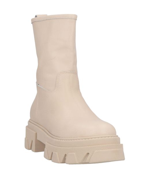 Emanuélle Vee Cream Ankle Boots Leather in Natural | Lyst