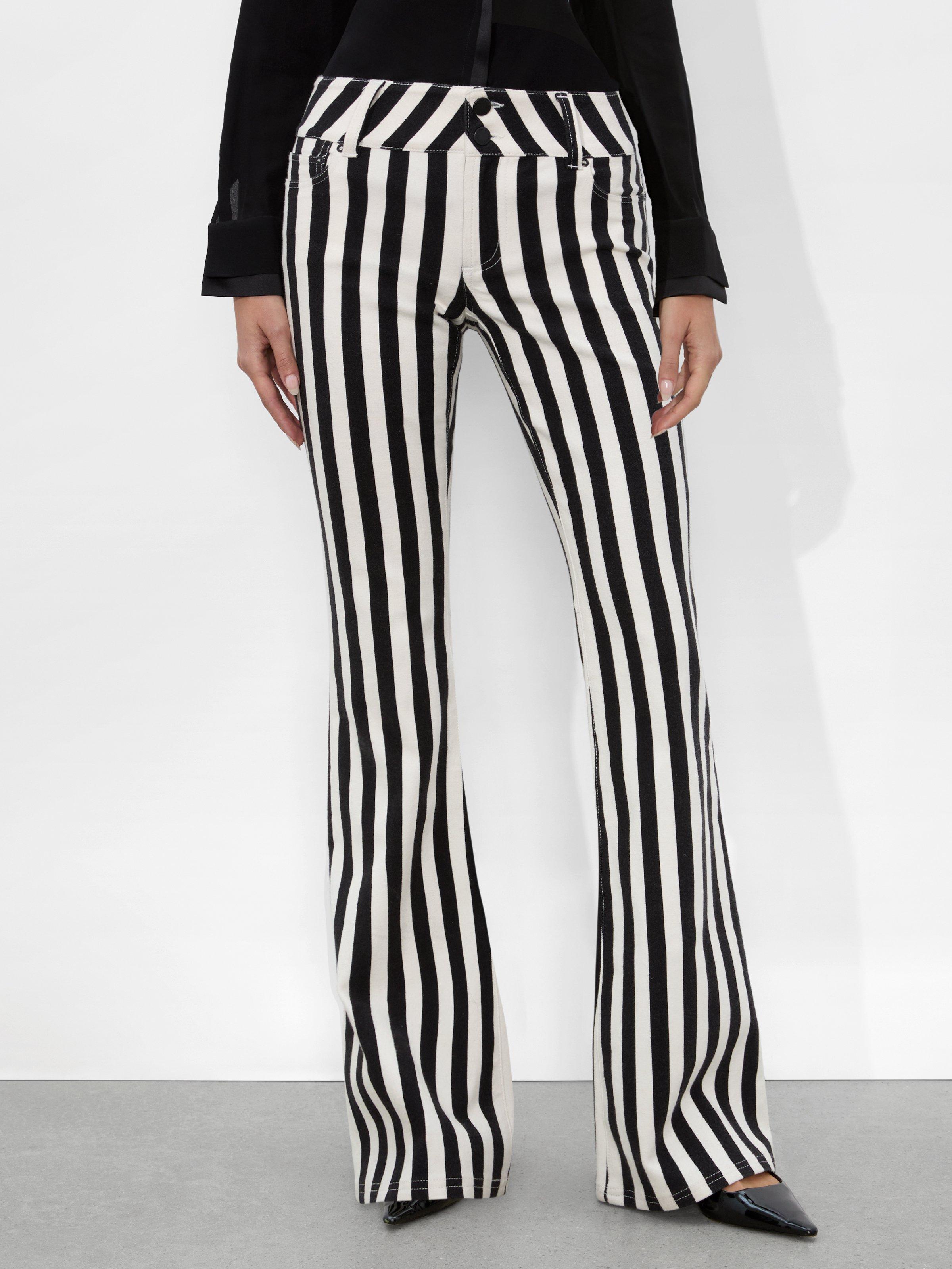 Alice + Olivia Stacey Low Rise Bell Jean in Black | Lyst