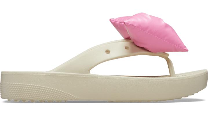 Crocs™ Classic Platform Bow Flip in Black | Lyst