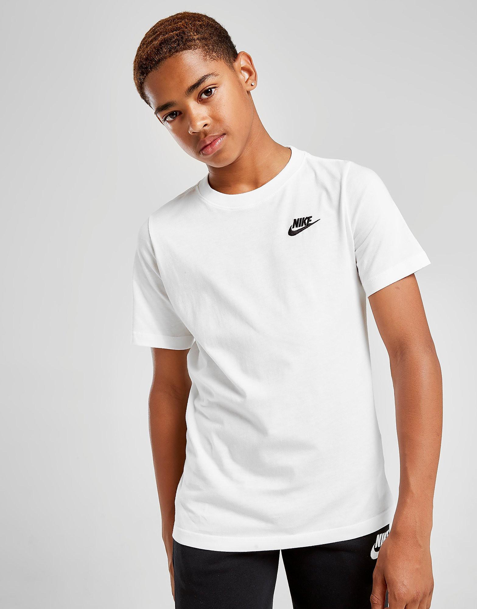 Buy > nike small logo shirt > in stock