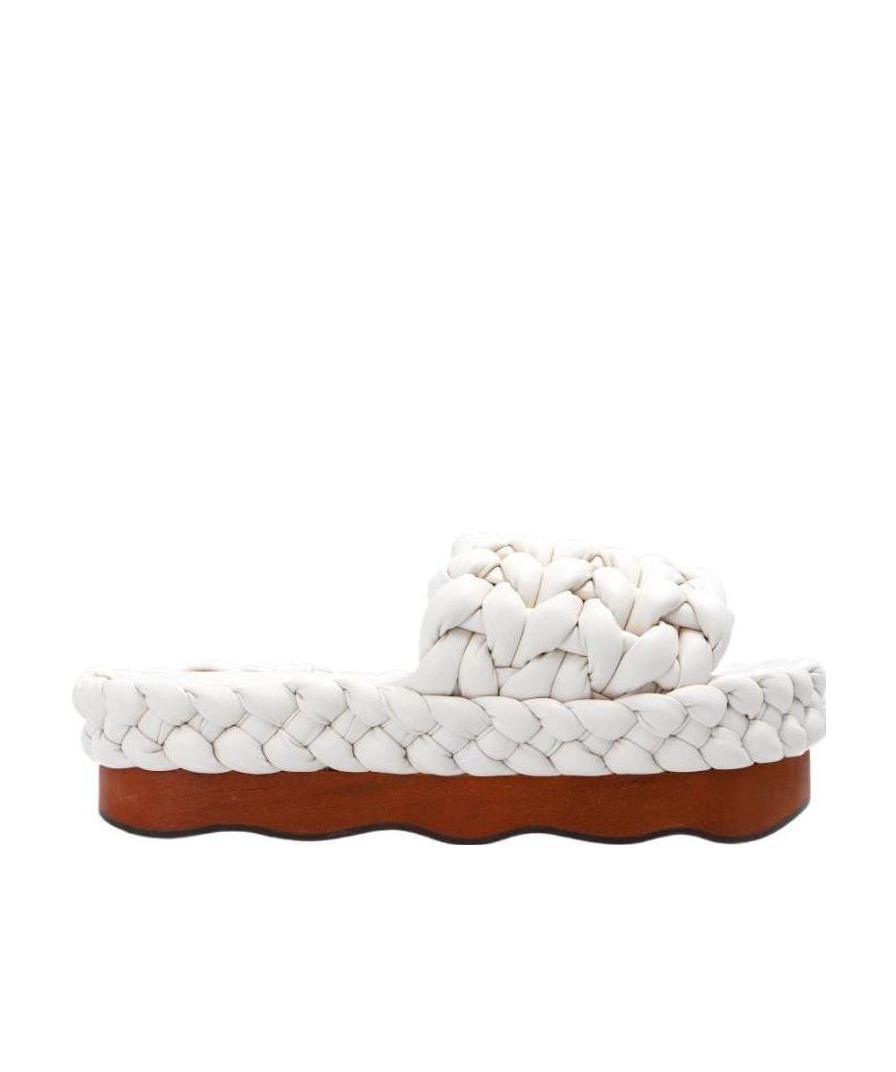 Chloé Logo Embossed Woven Leather Slippers in White | Lyst