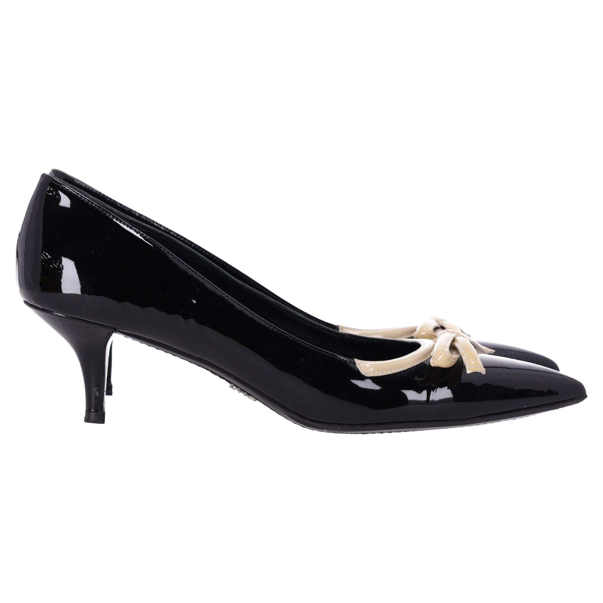 Prada Bow Pointed Toe Pumps in Black | Lyst